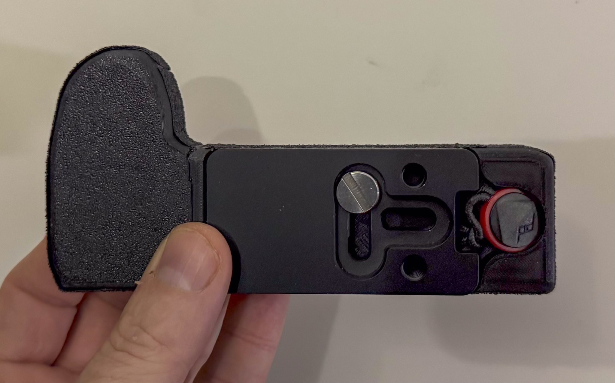 Daniel Ockeloen created this arca plate, airtag, peak design plug for ...